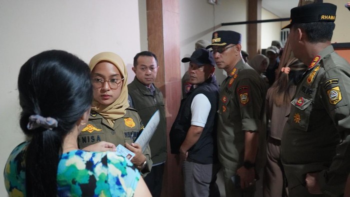 Satpol PP Razia Panti Pijat 'Plus-plus' Via MiChat di Cibinong - Pantau.com