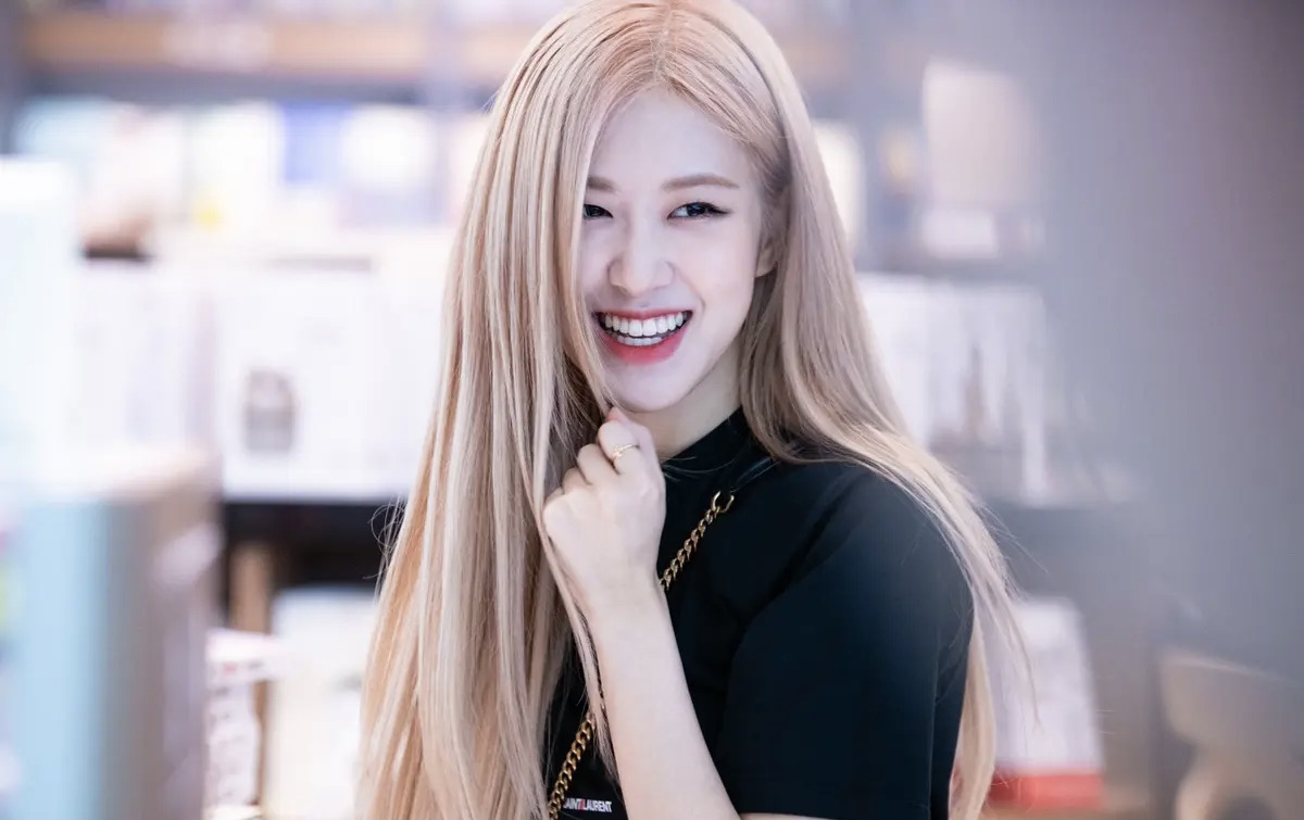 Lewat Gelar MBE, Ini Tiga Hak Istimewa Rose yang Berbeda dari Anggota ...