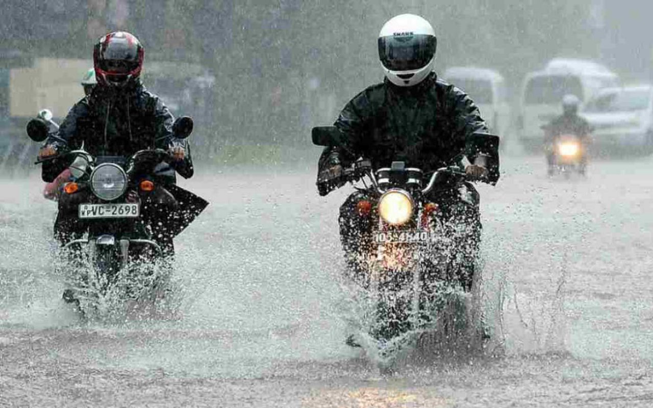 Ini Tips Berkendara saat Hujan Agar Aman Sampai Tujuan - Pantau.com