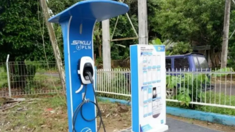 PLN bakal Sulap 40 Juta Tiang Listrik Jadi SPKLU, Kira-kira Kapan ...