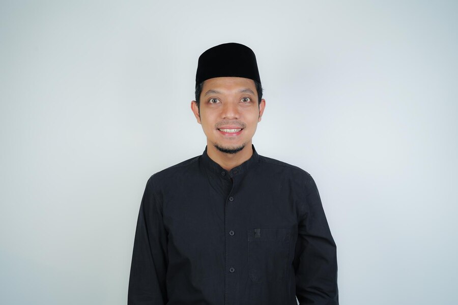 27 Arti Mimpi Memakai Peci Hitam, Simbol Kehormatan dan Kekuatan ...