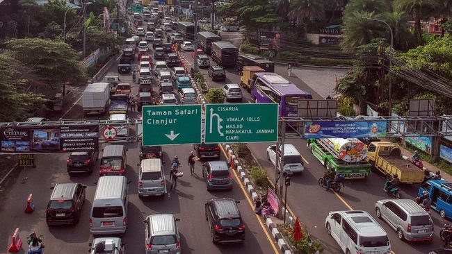 Ribuan Kendaraan Padati Kawasan Puncak, Polisi Terapkan Sistem One Way - Pantau.com