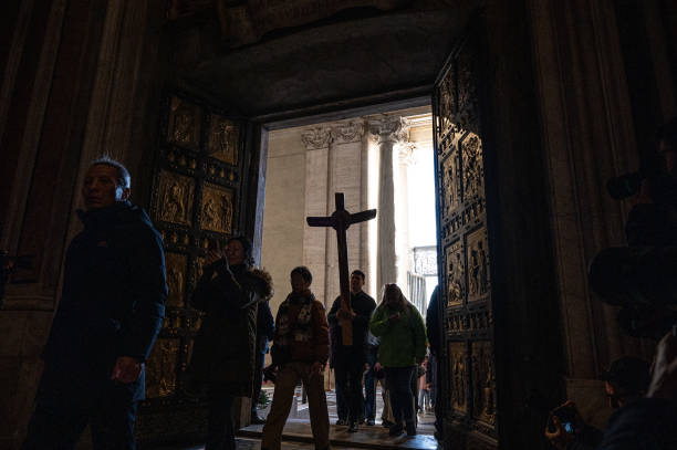 Sejarah Baru, Paus Fransiskus Buka "Pintu Suci" di Penjara Roma ...