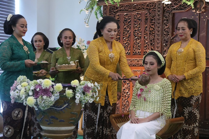 Mengenal Upacara Mitoni, Doa dan Harapan dalam Tradisi Jawa - Pantau.com