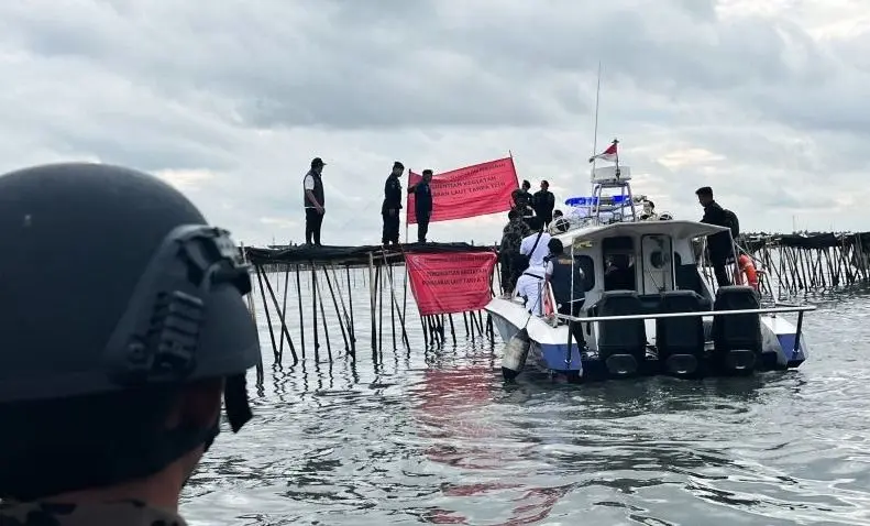 TNI AL Turun Tangan Bongkar Pagar Laut di Perairan Tangerang Bersama Masyarakat - Pantau.com