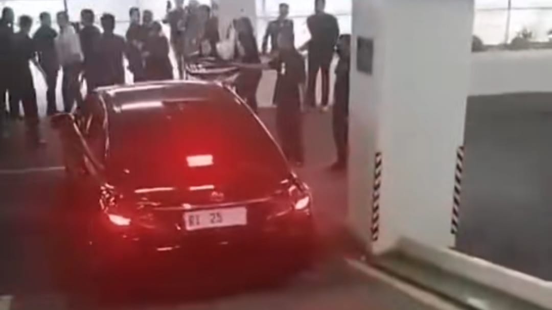 Spesifikasi Mobil Dinas RI 25 Mendiktisaintek yang Geger Diduga Tampar ...