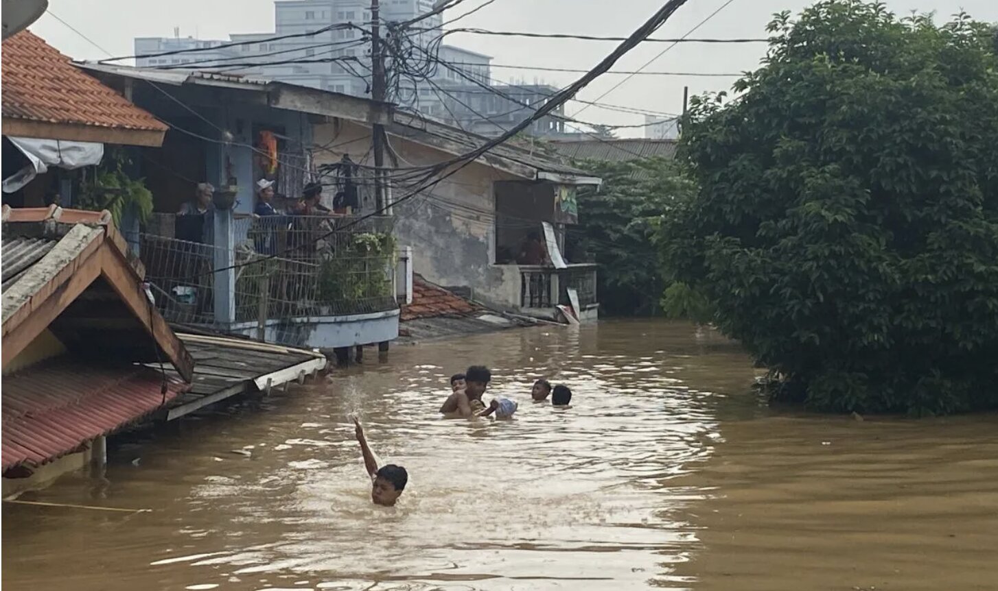 Update Banjir Jakarta: 77 RT Terendam, Ketinggian Air Capai 5 Meter - Pantau.com
