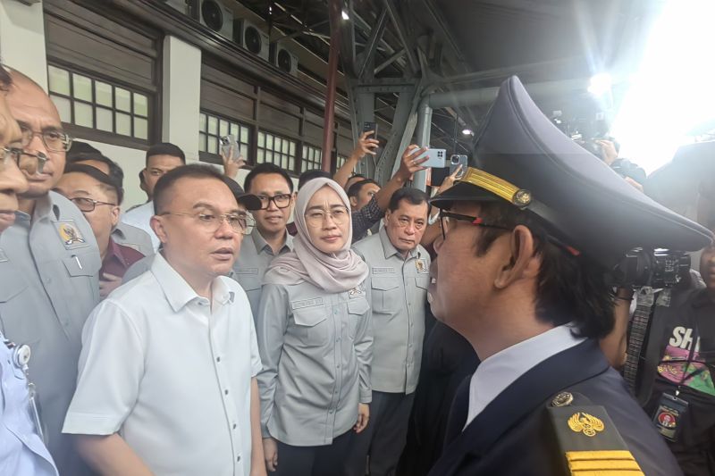 DPR Sidak Stasiun Pasar Senen, Pantau Persiapan Mudik Lebaran 2025 - Pantau.com
