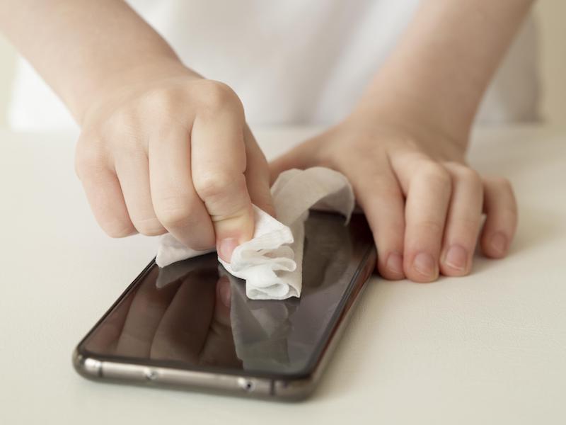 Cara Efektif Membersihkan Handphone dari Debu dan Kotoran - Pantau.com