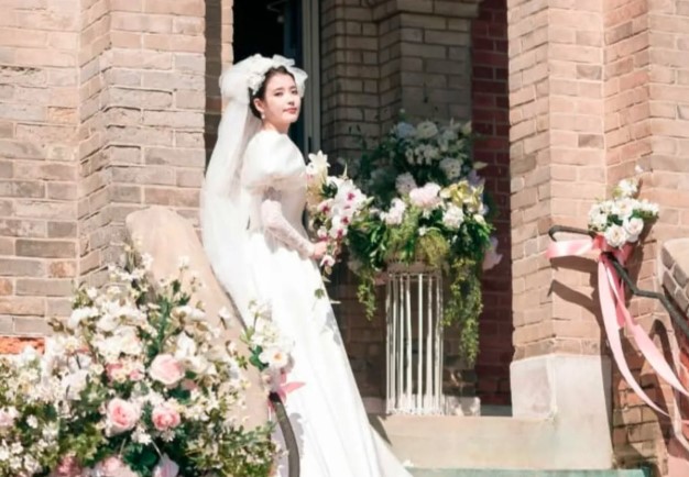 Menang Aktris Terbaik di Blue Dragon Series Awards, IU Dedikasikan ...