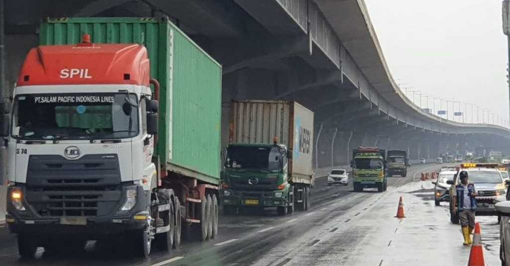 Tol Japek Kembali Beroperasi Normal Setelah Genang Air Mulai Surut ...