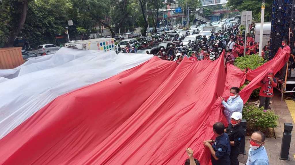 Kala Massa Bentangkan Bendera Merah Putih Raksasa di Depan Museum ...