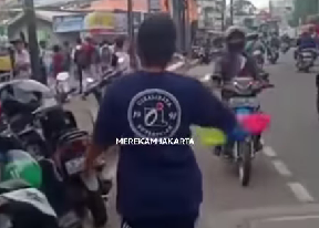 Viral! The Power of Emak-emak, Bubarkan Tawuran Pelajar Pakai Sapu Ijuk, Netizen Angkat Jempol ...